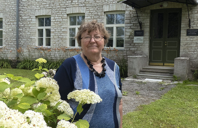 Uku Masing vaatab üle Anne Kalfi õla - Raplamaa Sõnumid