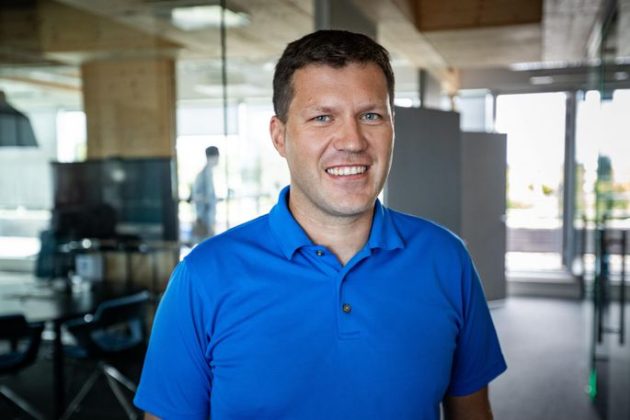 Ettevõtlusnädalal kohtus Rapla gümnaasiumi õpilastega Jaak Roosaare ...